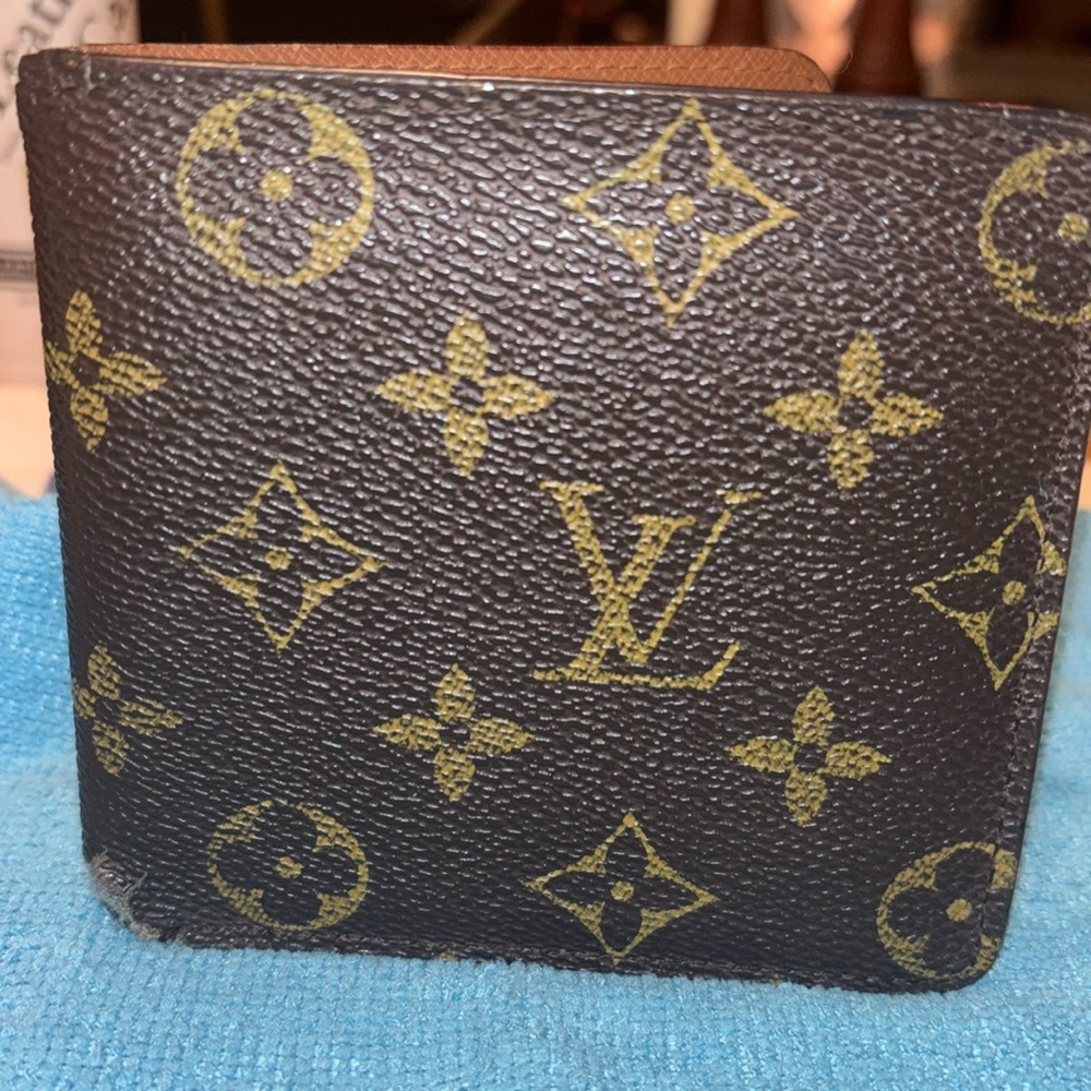 Louis Vuitton Authentic Monogram Bifold Wallet - Gem